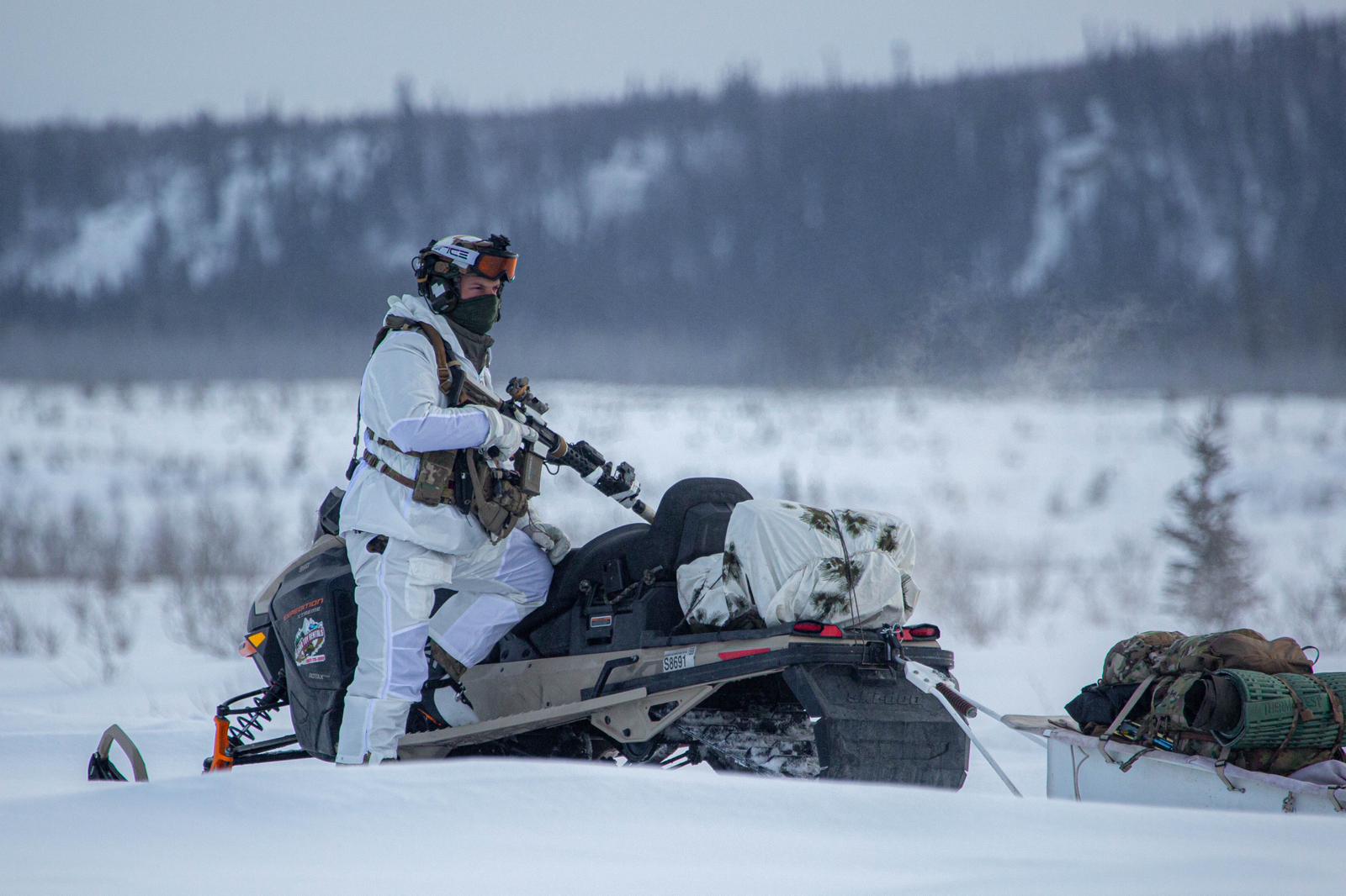 Joint training for the 4th Alpine Parachute Regiment "Ranger" in Alaska ...